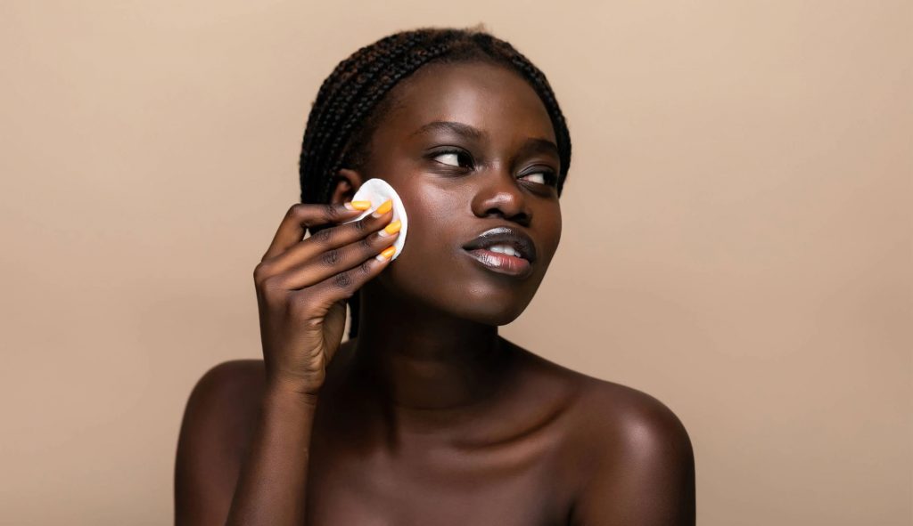 The Best Way To Remove Makeup Without Aging Your Skin Emily CottonTop the-best-way-to-remove-makeup-without-aging-your-skin-emily-cottontop